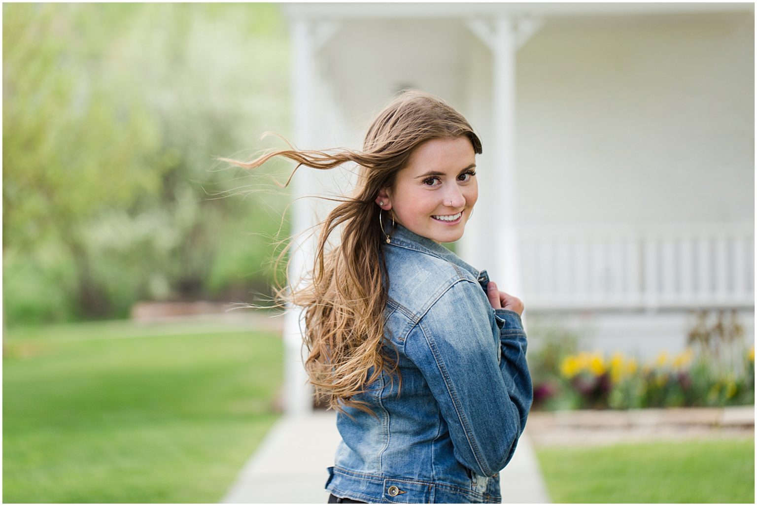 19 Poses Every Girl Should Do During Senior Photos - Flattering ...