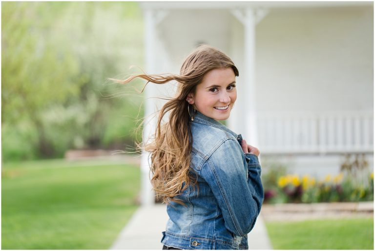 19 Poses Every Girl Should Do During Senior Photos - Flattering ...