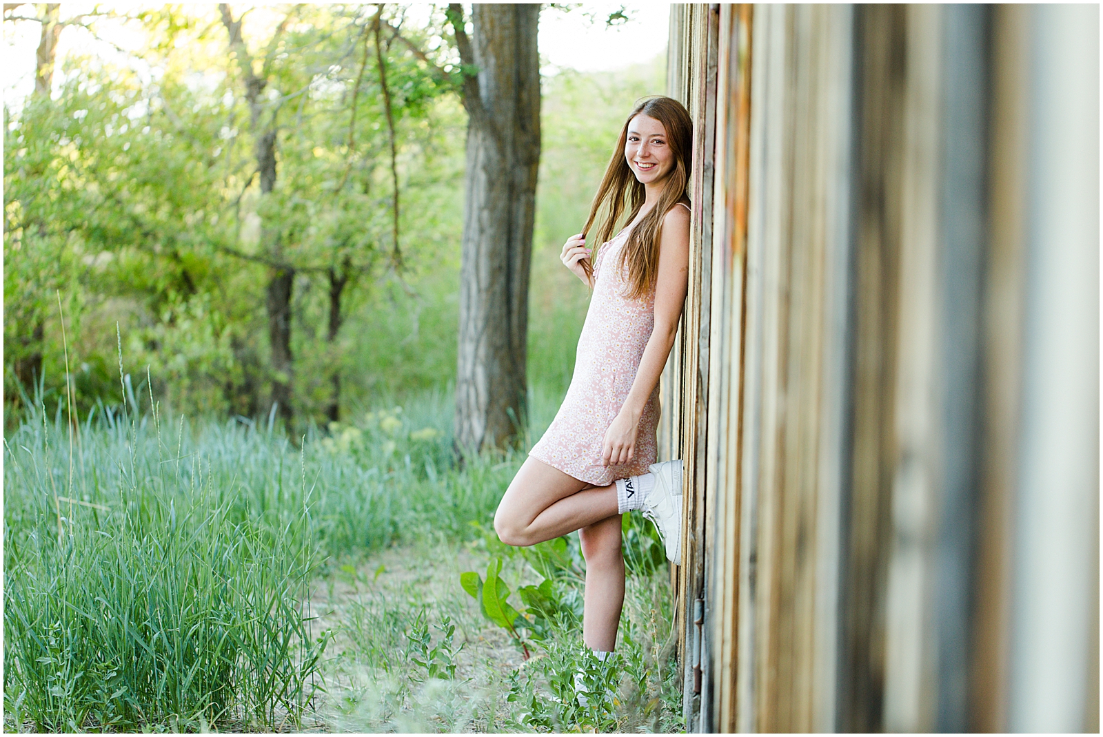 19 Poses Every Girl Should Do During Senior Photos - Flattering ...